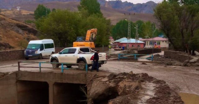 Van'ın Saray ilçesinde etkili olan şiddetli sağanak, sel ve taşkınlara ...